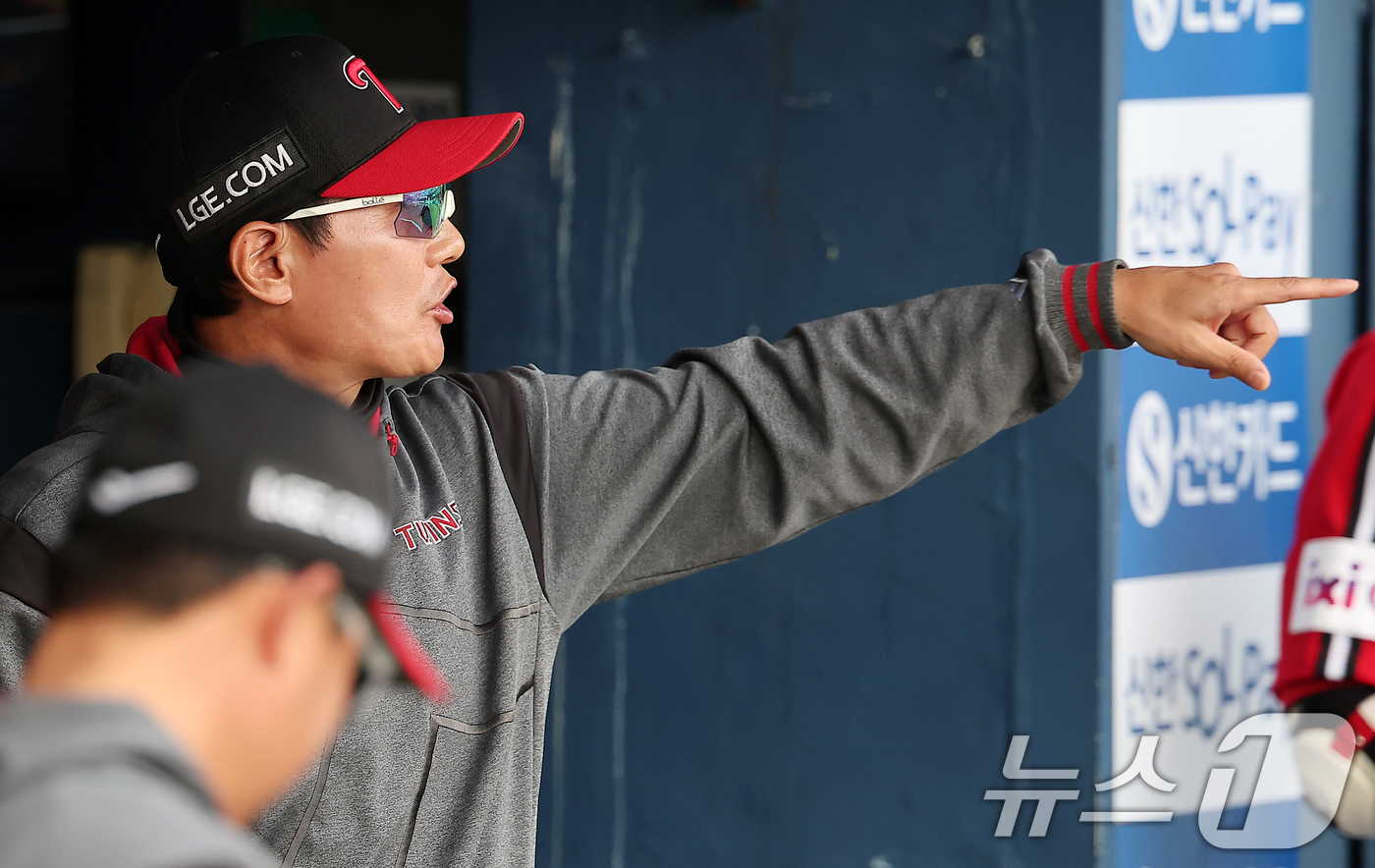 작전 지시하는 염경엽 감독 - 뉴스1