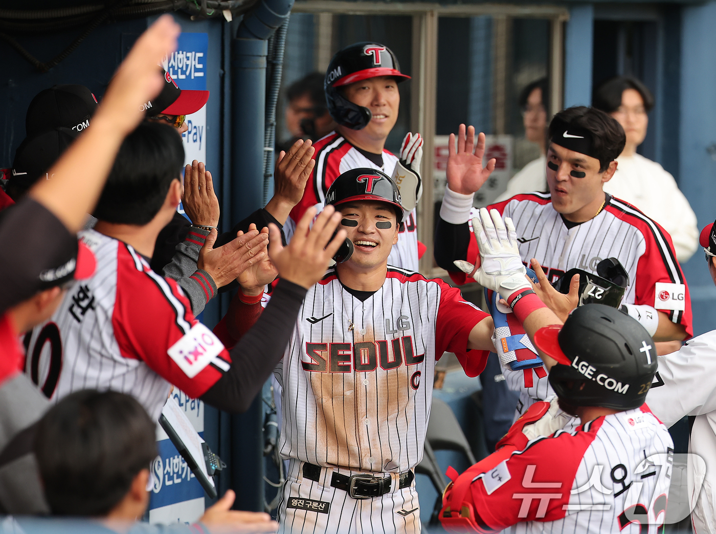 '신바람' LG, 8회 대량득점 - 뉴스1