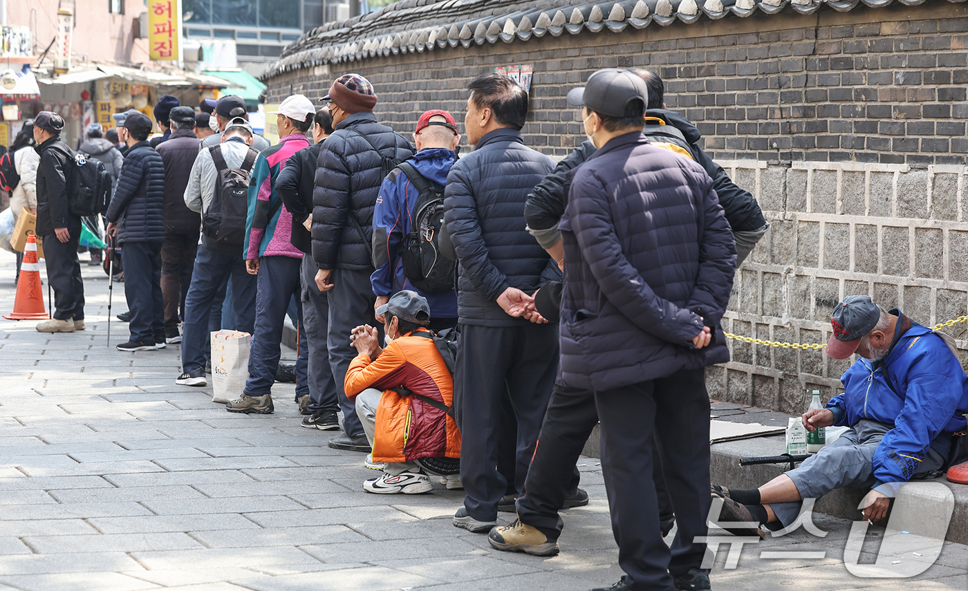 66세 이상 상대적 빈곤율 40%…OECD국가 중 1위 - 뉴스1