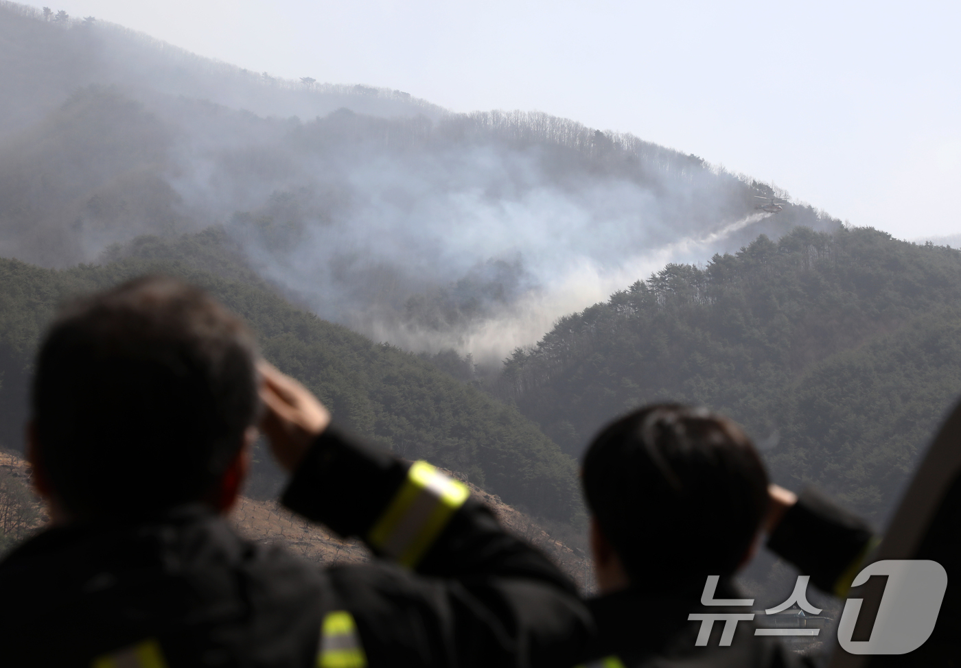 지리산까지 번질라…산불 지켜보는 지리산국립공원공단 관계자들 - 뉴스1