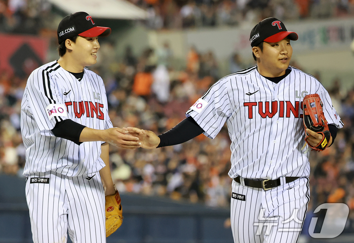 임찬규, 문보경 호수비 고마워! - 뉴스1