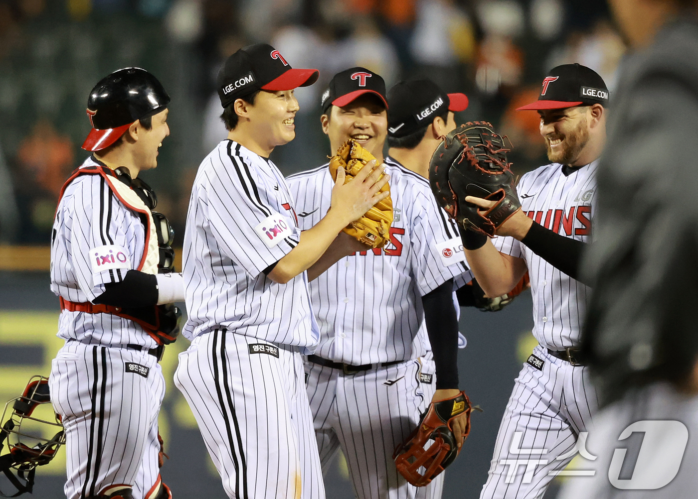 동료들의 축하 받는 임찬규 - 뉴스1