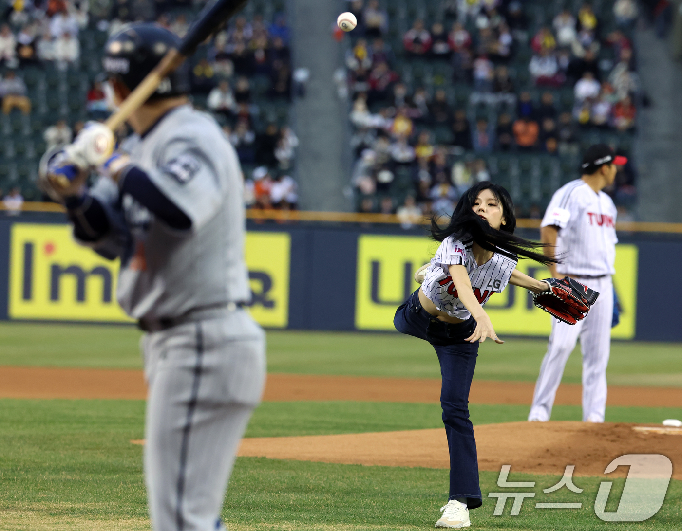 시구하는 ITZY의 ‘예지 - 뉴스1