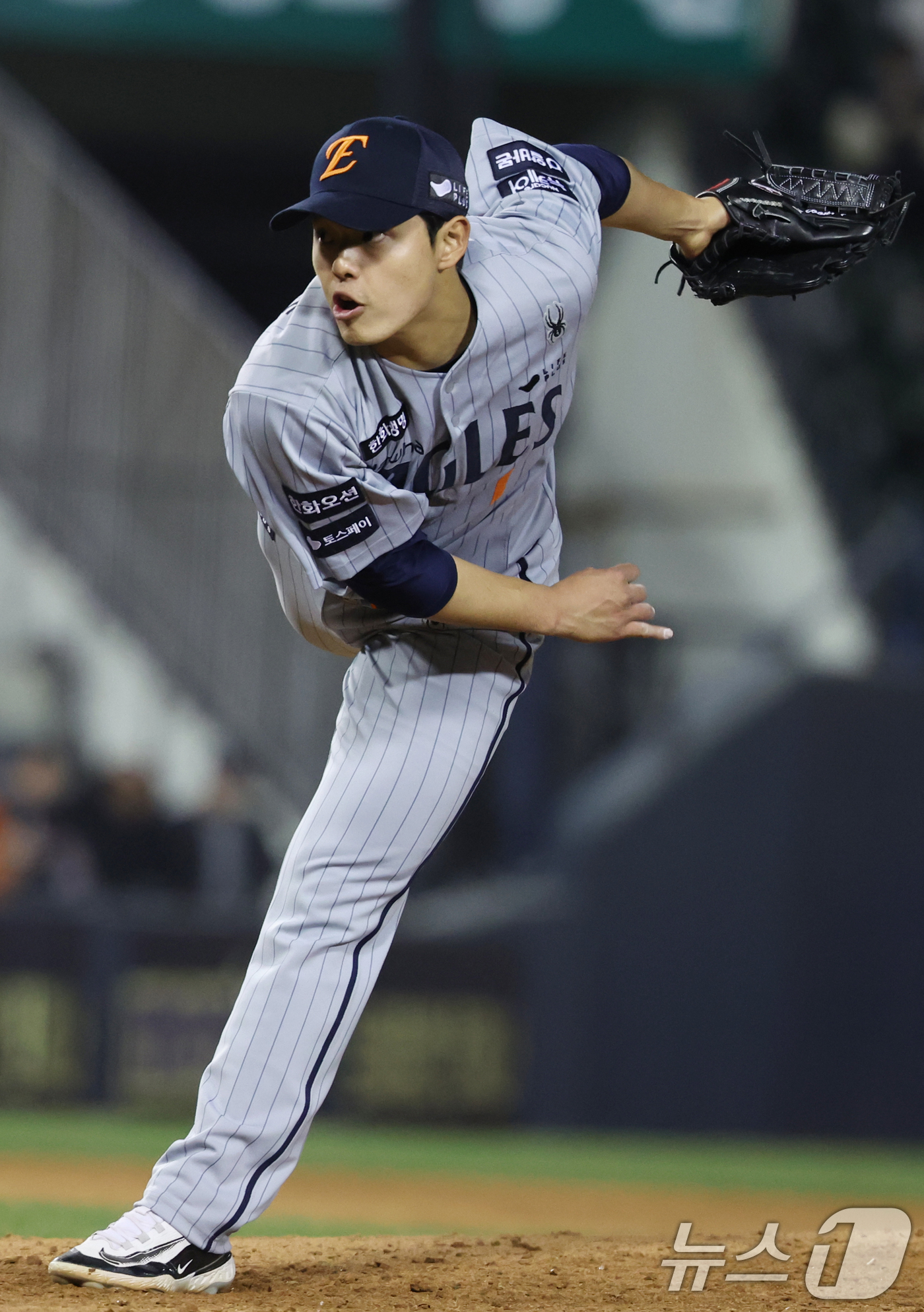 4회 마운드 지키는 문동주 - 뉴스1