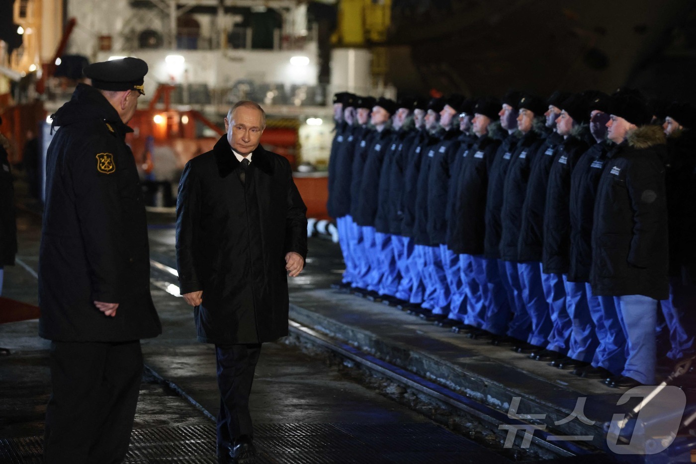 [포토] 핵 잠수함 '아르한겔스크' 도착하는 푸틴 대통령 - 뉴스1