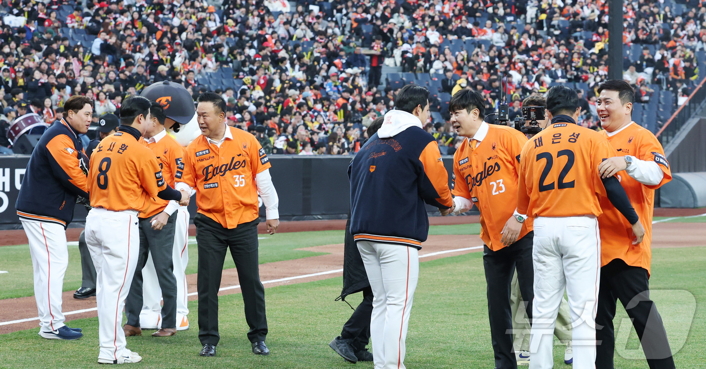 레전드 독수리들의 한화생명볼파크 홈 개막전 시구 - 뉴스1