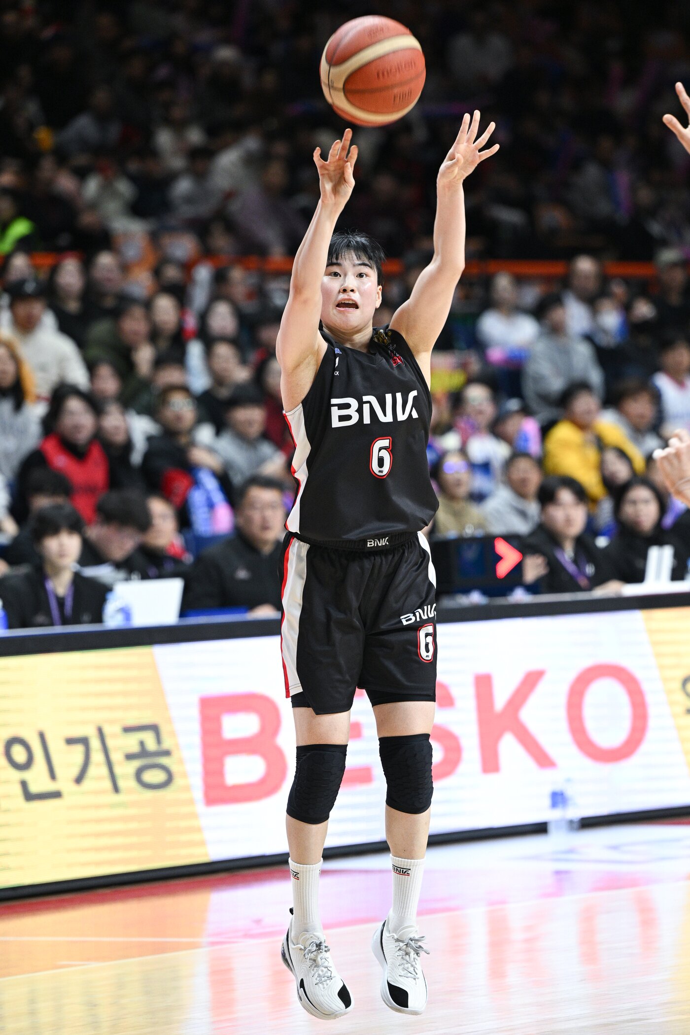 여자농구 BNK, PO 기선 제압…챔프전 진출 확률 91.7% 잡았다 - 뉴스1