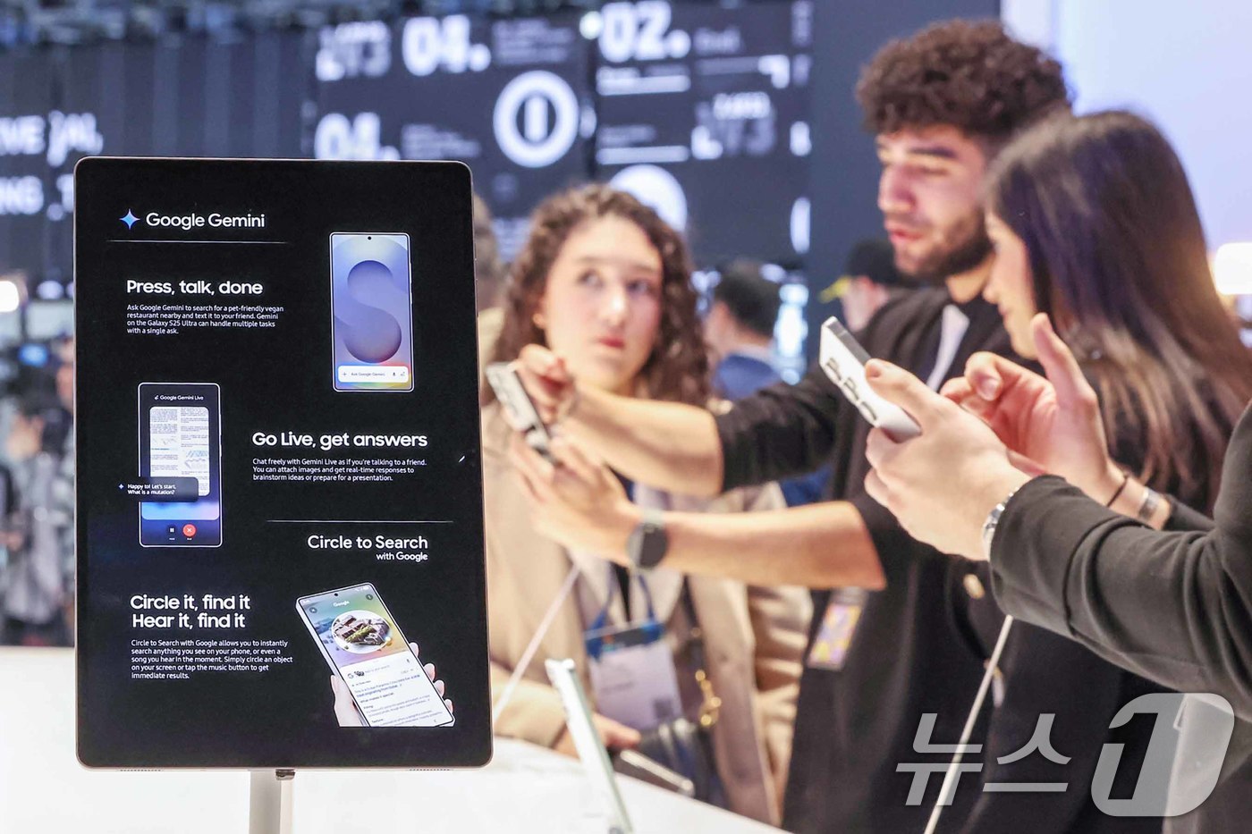[MWC2025] '갤럭시 AI 기능 체험 중' - 뉴스1