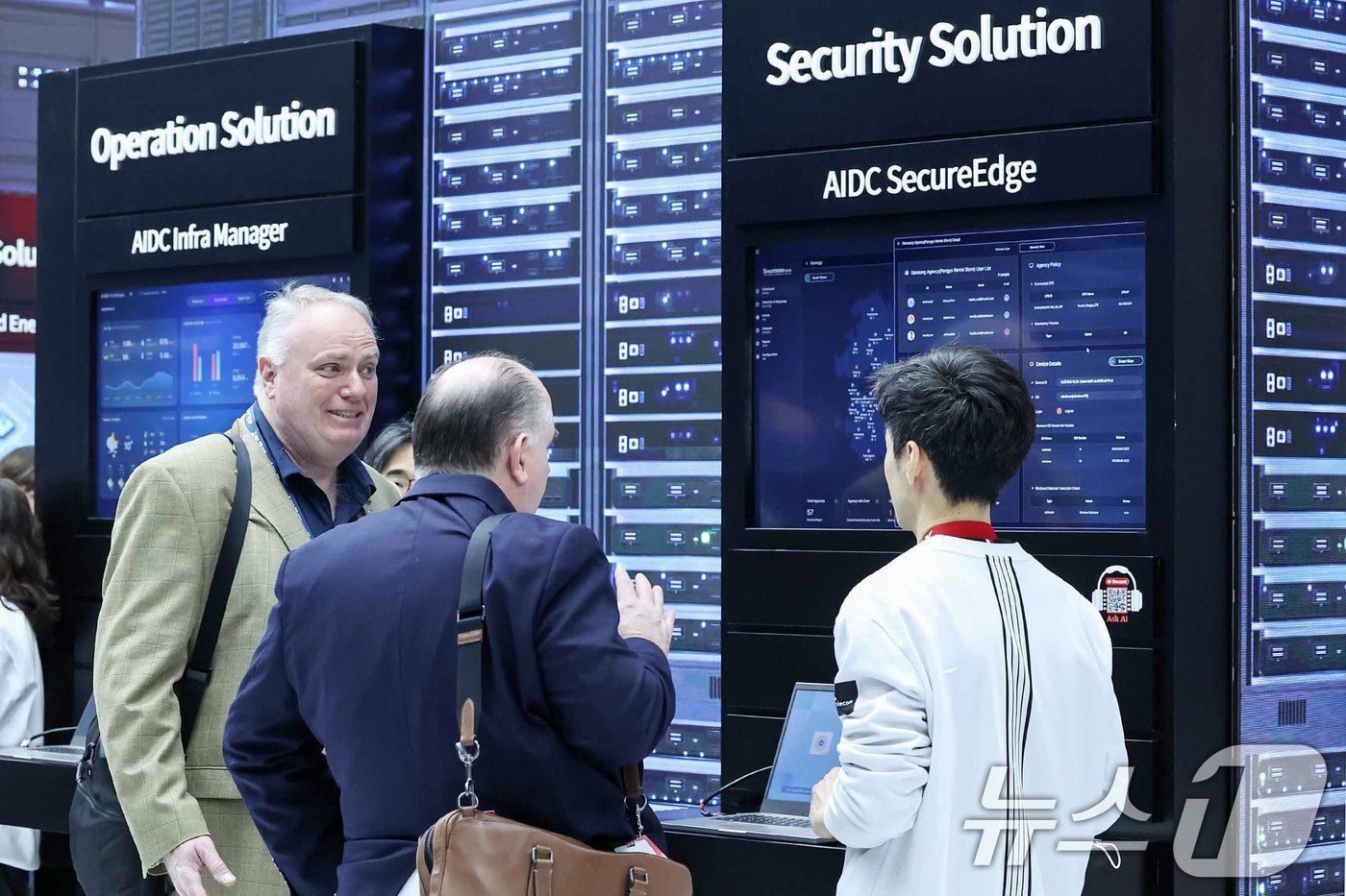 [MWC2025] 관람객들 시선 멈춘 SKT 'AI 데이터 센터' - 뉴스1