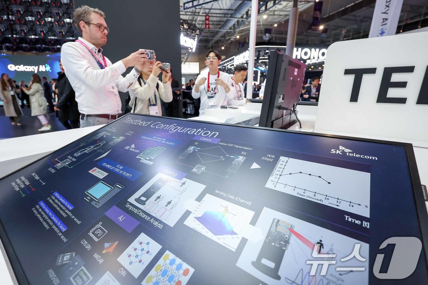 [MWC2025] AI에 집중한 SKT - 뉴스1