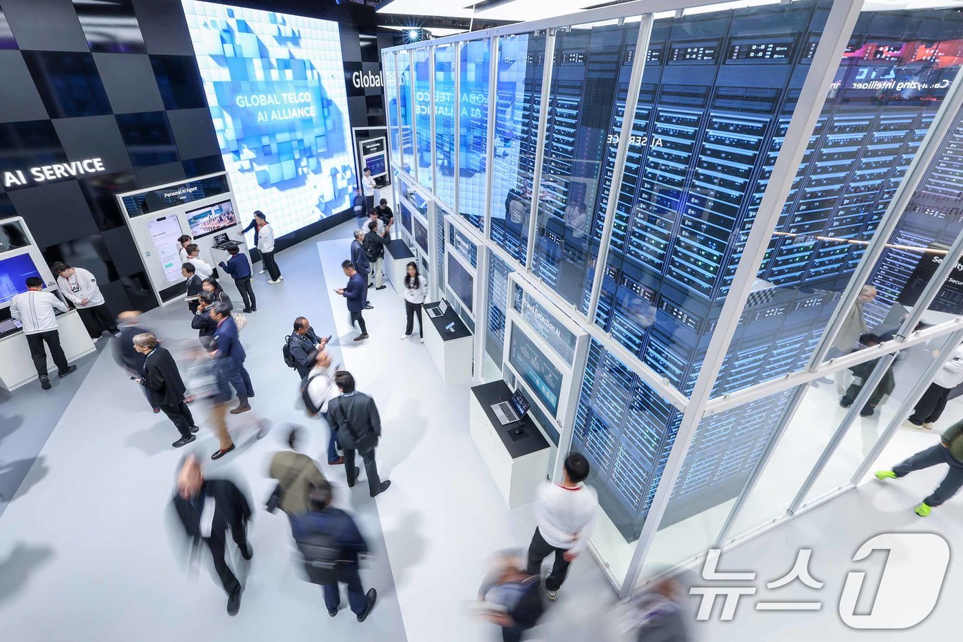 [MWC2025] SKT가 MWC2025에 선보인 'AI 데이터 센터' - 뉴스1