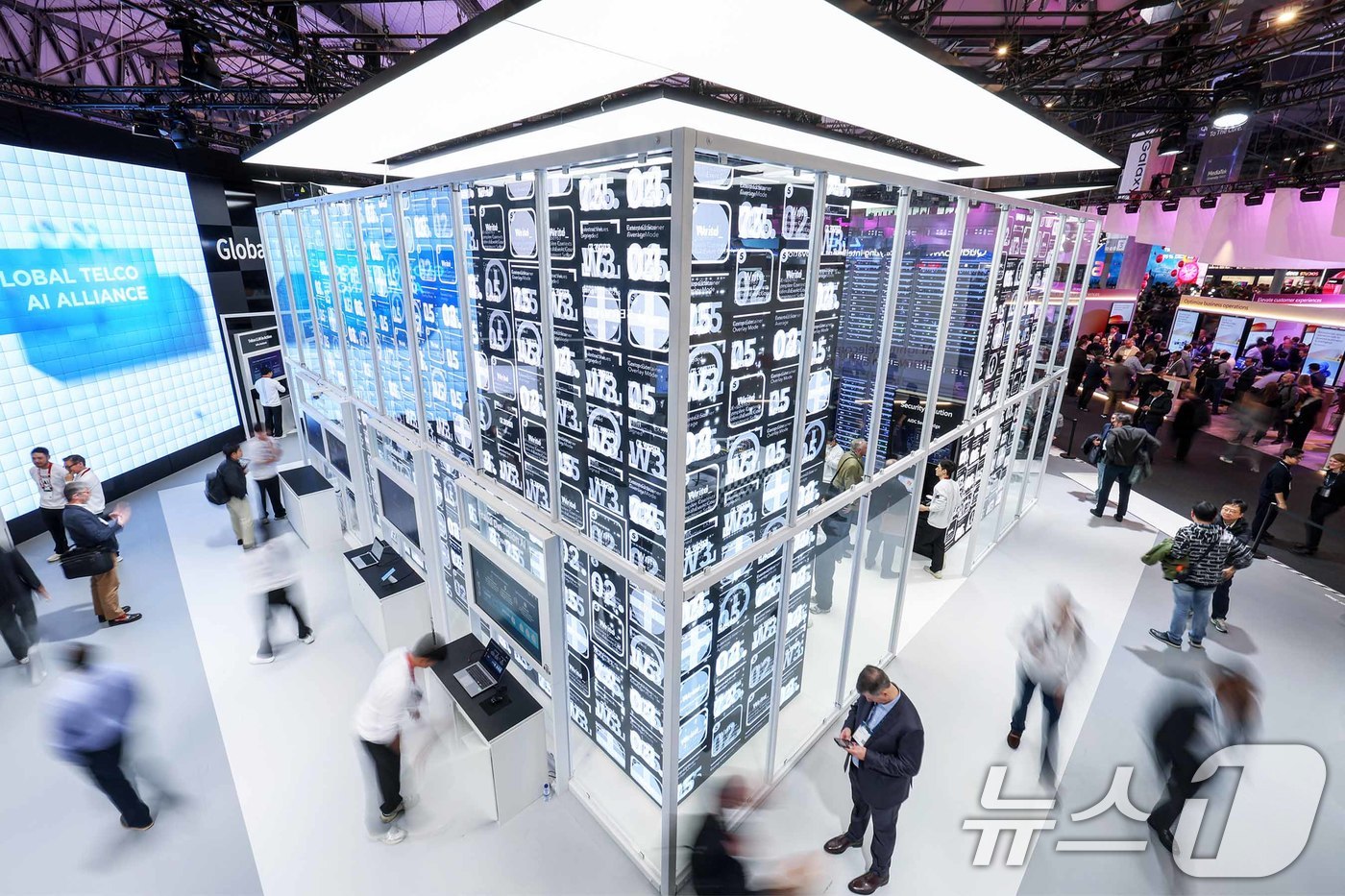 [MWC2025] SKT가 선보인 'AI 데이터 센터' - 뉴스1