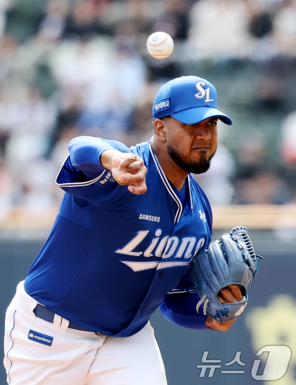 힘껏 던지는 삼성 레예스 - 뉴스1