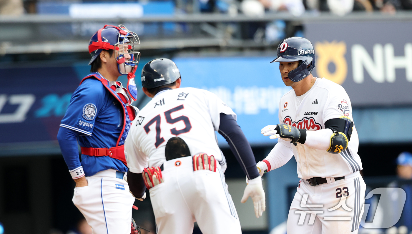 두산 강승호 '추격의 솔로포' - 뉴스1