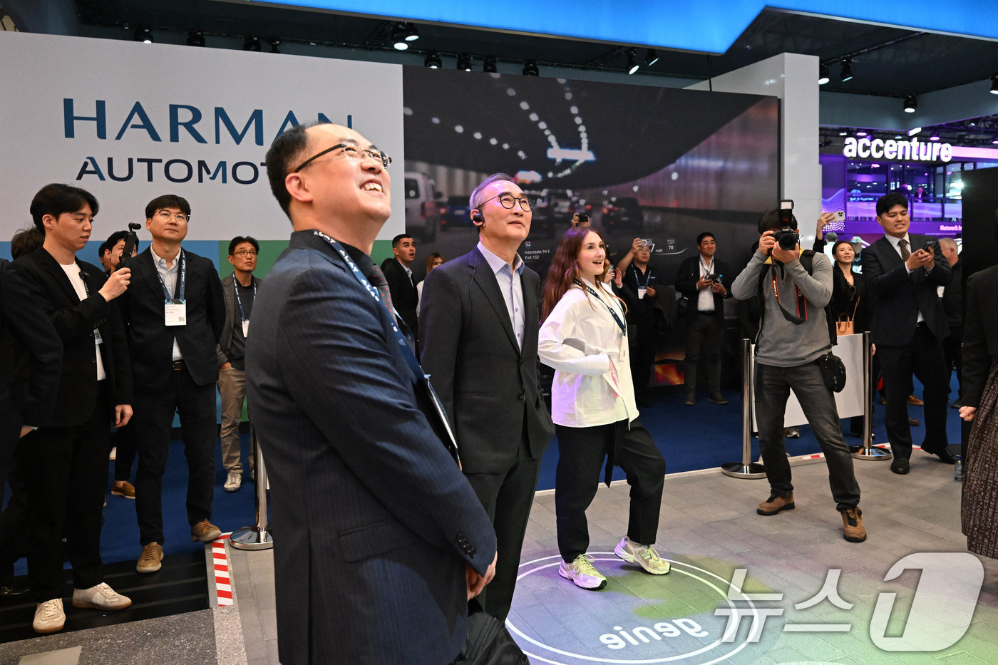 [MWC2025]김영섭 KT 대표 전시 참관 - 뉴스1