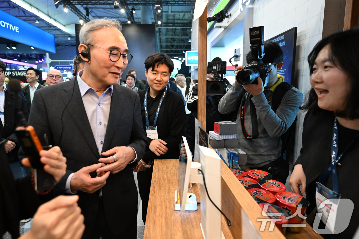 [MWC2025]KT부스 살펴보는 김영섭 KT 대표 - 뉴스1