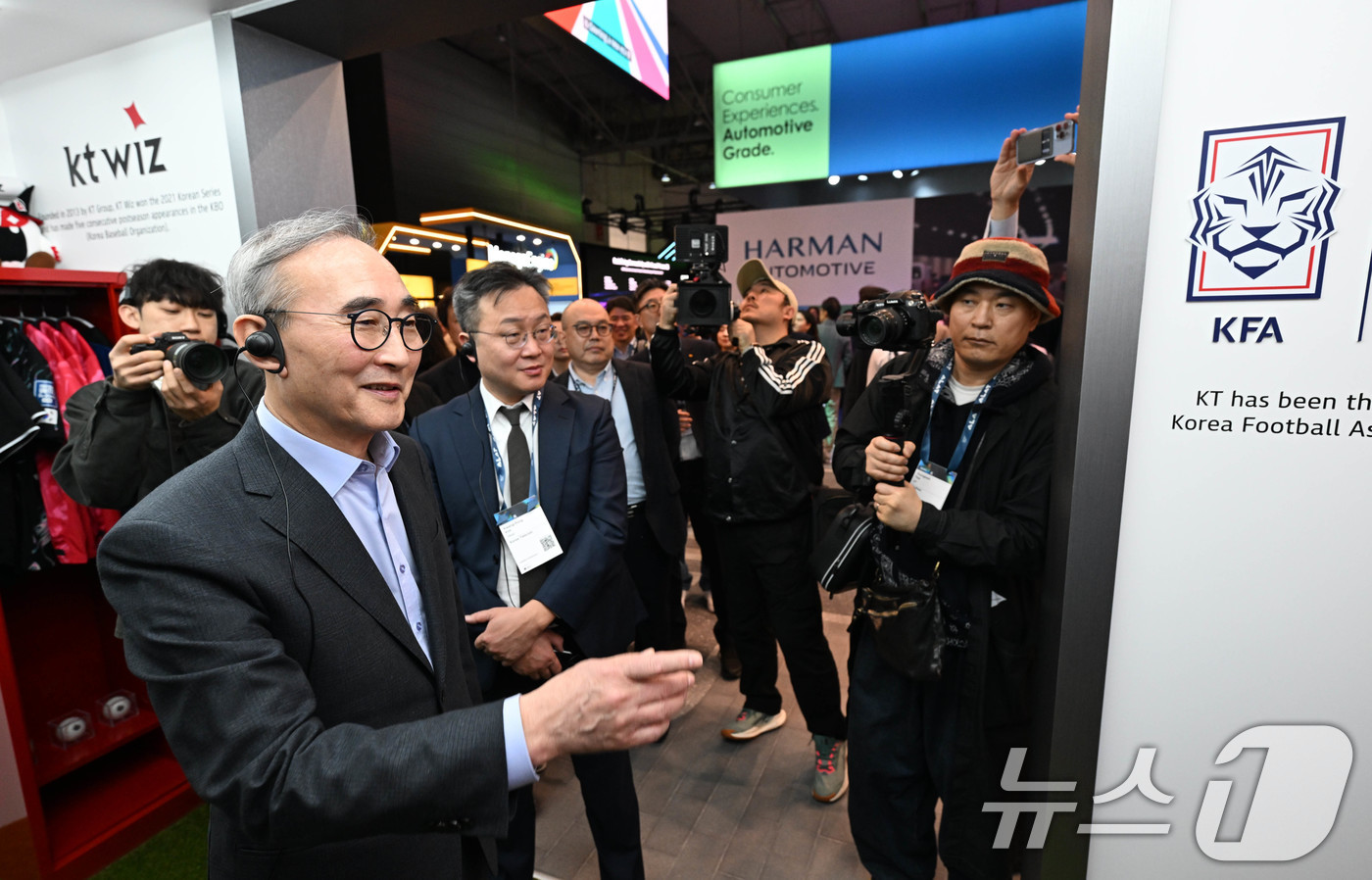 [MWC2025]KT부스 찾은 김영섭 대표 - 뉴스1