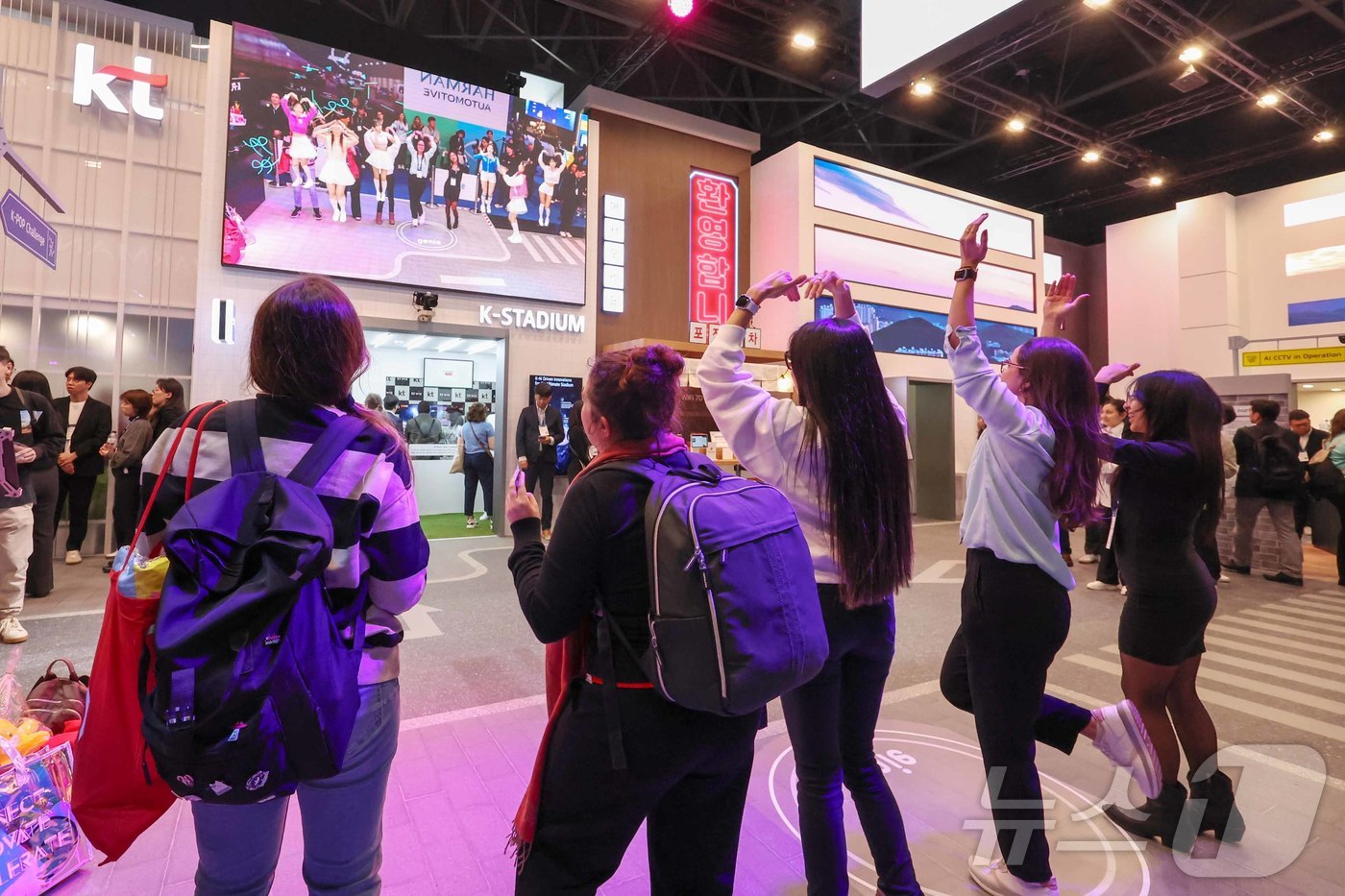[MWC2025] 'KT 부스에서 K-팝 챌린지를' - 뉴스1
