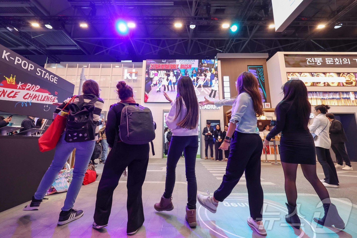 [MWC2025] 'KT 부스에서 신나는 K-팝 챌린지를' - 뉴스1
