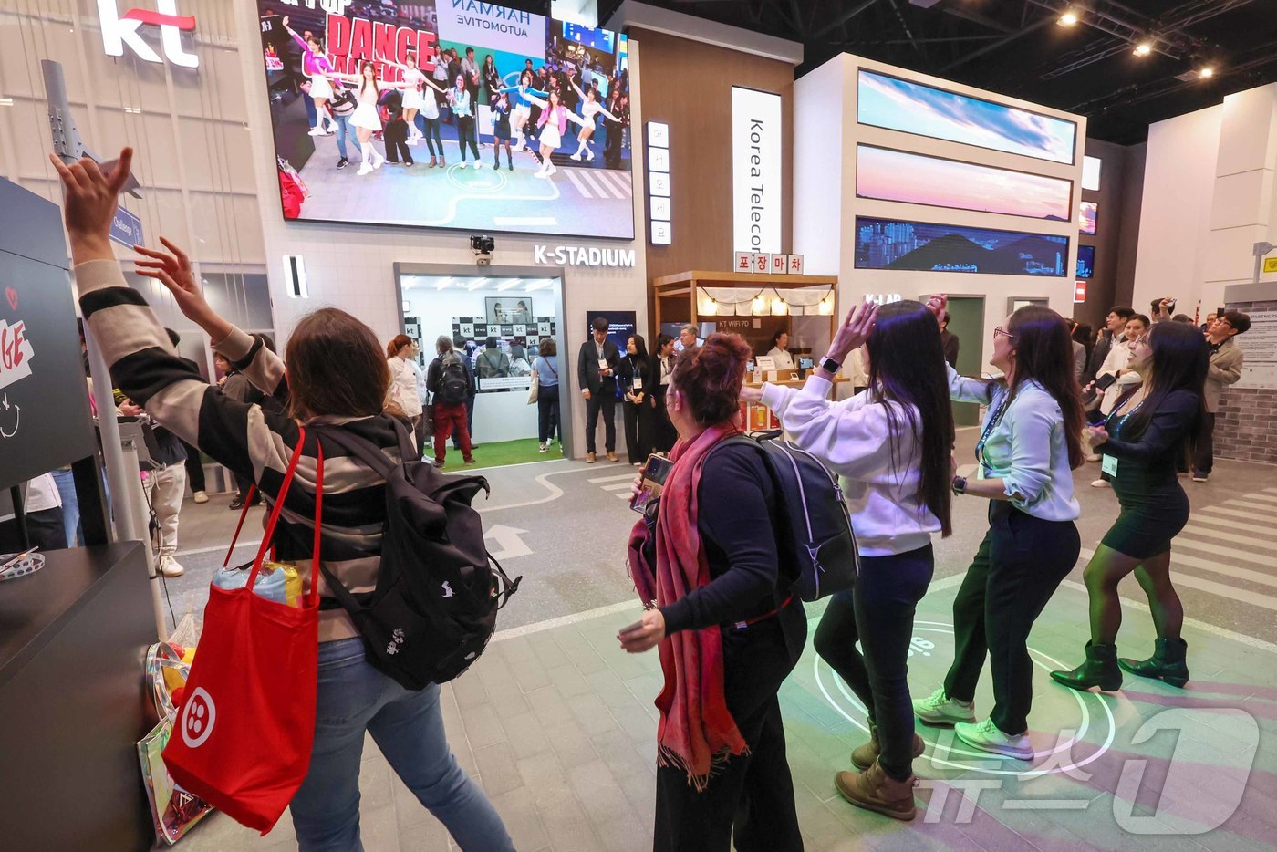 [MWC2025] 'KT 부스에서 신나는 'K-팝 챌린지' - 뉴스1