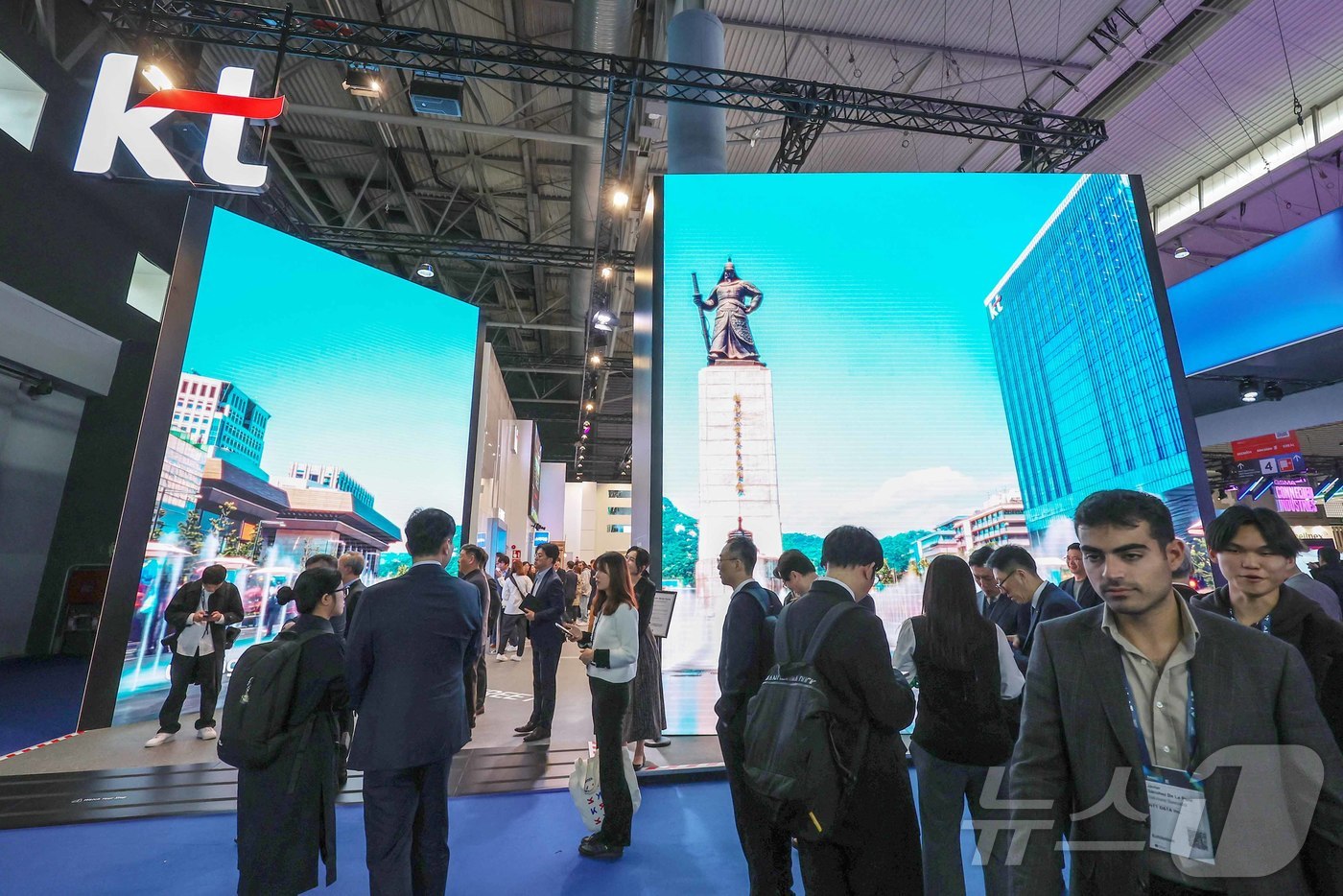 [MWC2025] 관람객들로 붐비는 KT 부스 - 뉴스1