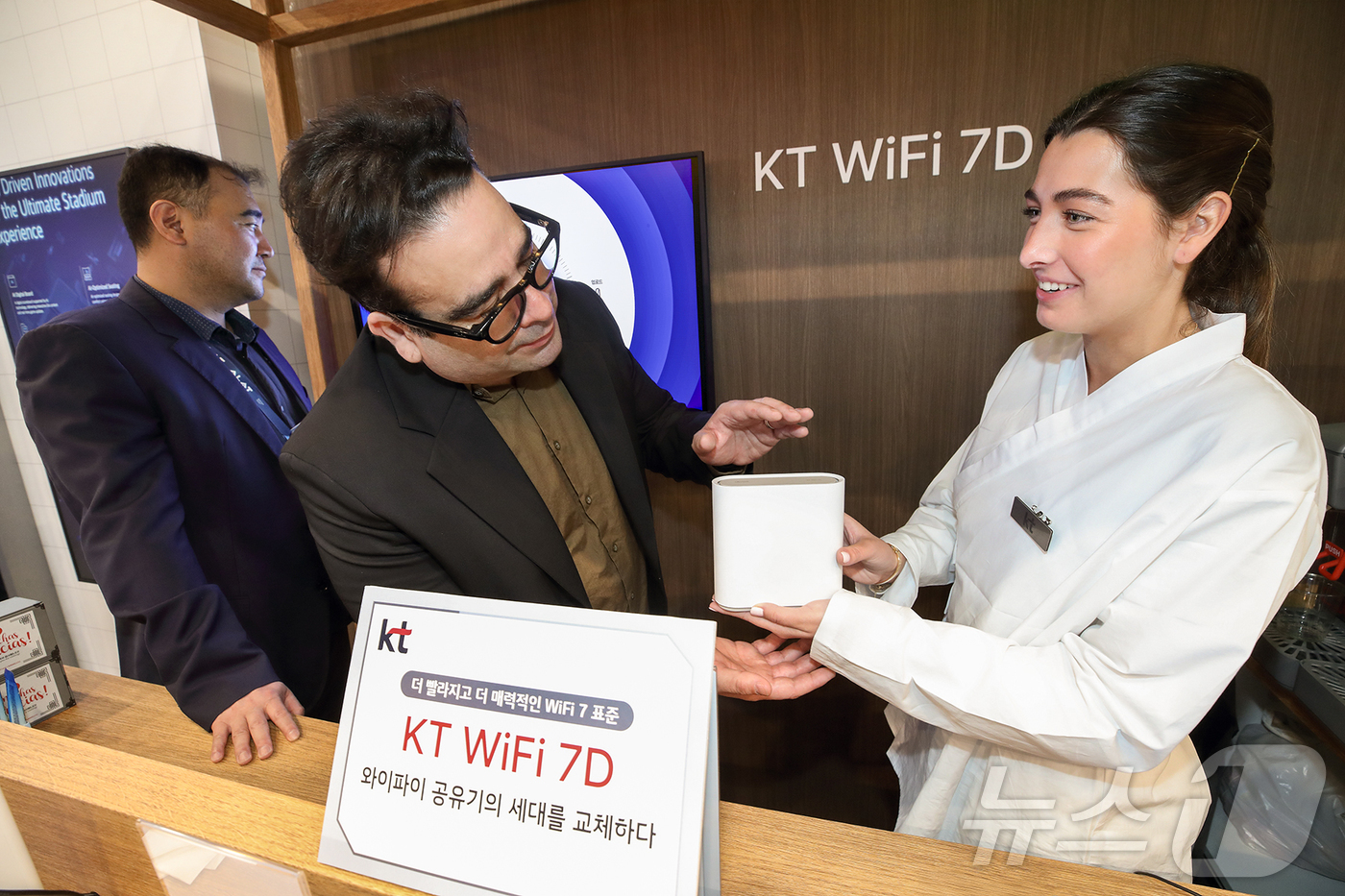 KT, 국내 통신사 최초 WiFi 7 공유기 출시 MWC25서 공개 - 뉴스1