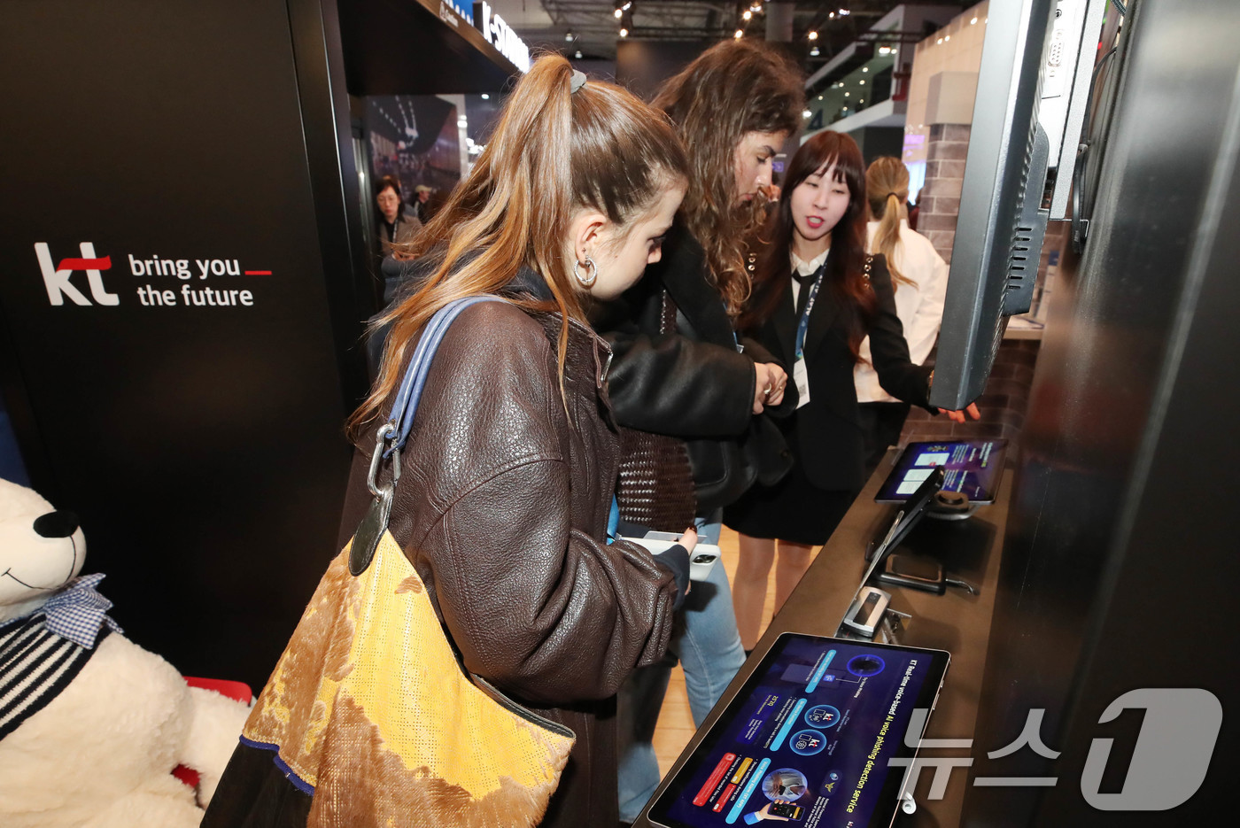 [MWC25] ' KT의 K-AI 매력에 빠지다' - 뉴스1