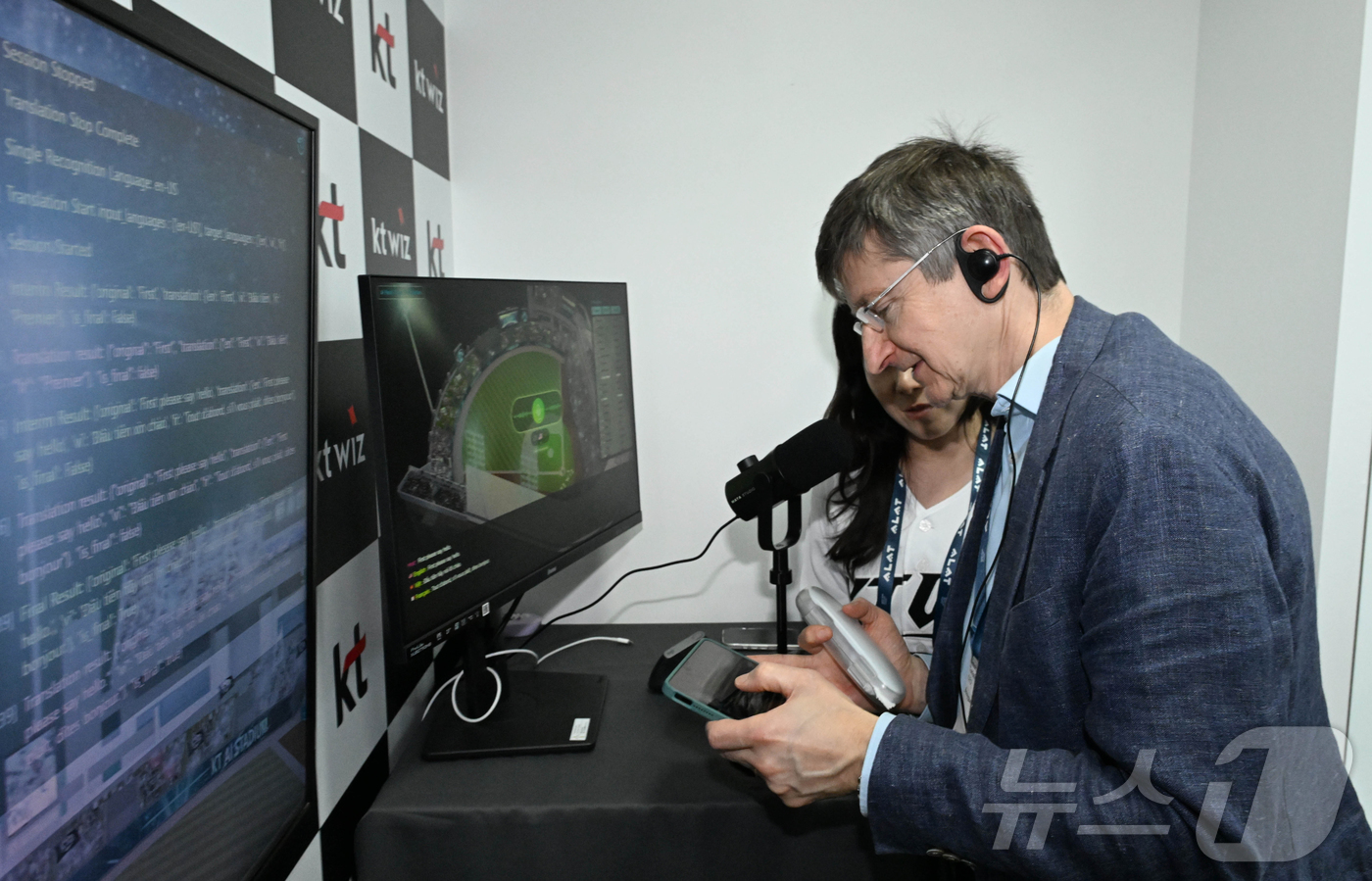 [MWC]KT 부스 방문한 브누아 톨로팅 부이그텔레콤 CEO - 뉴스1