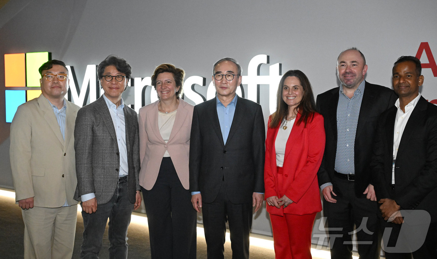 [MWC25] MS 부스 찾은 김영섭 KT 대표 - 뉴스1