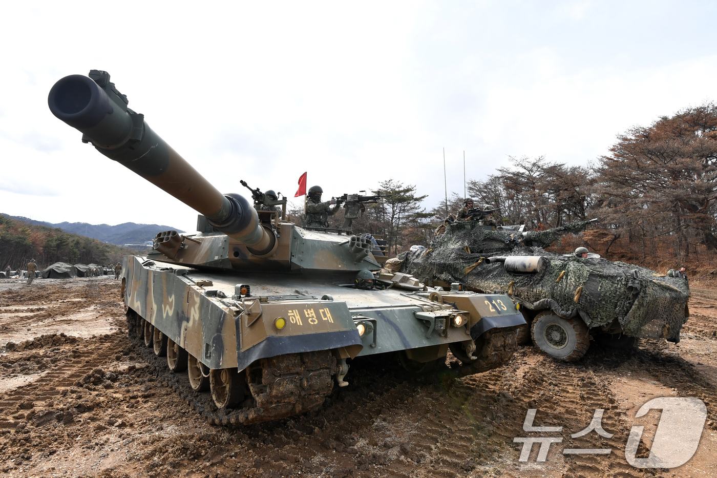 해병대 K-1 전차와 미 해병대 LAV - 뉴스1
