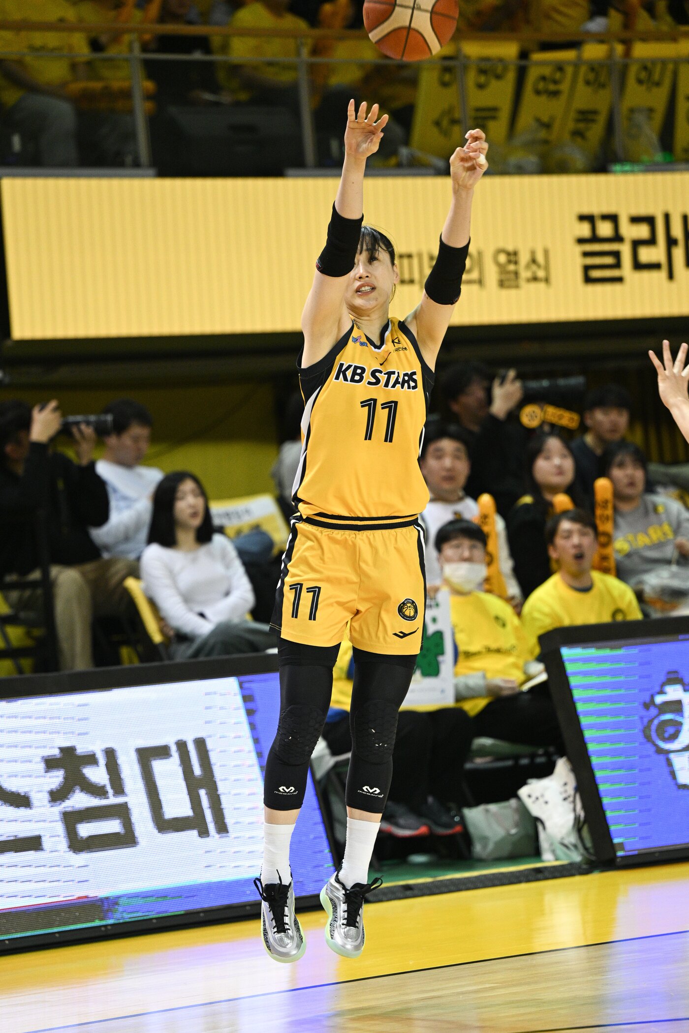 KB, 우리은행에 극적 뒤집기 '2승2패'…PO 최종 5차전 승부 - 뉴스1