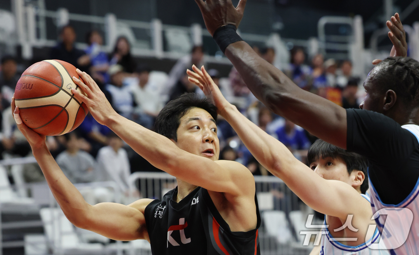 패스하는 허훈 - 뉴스1