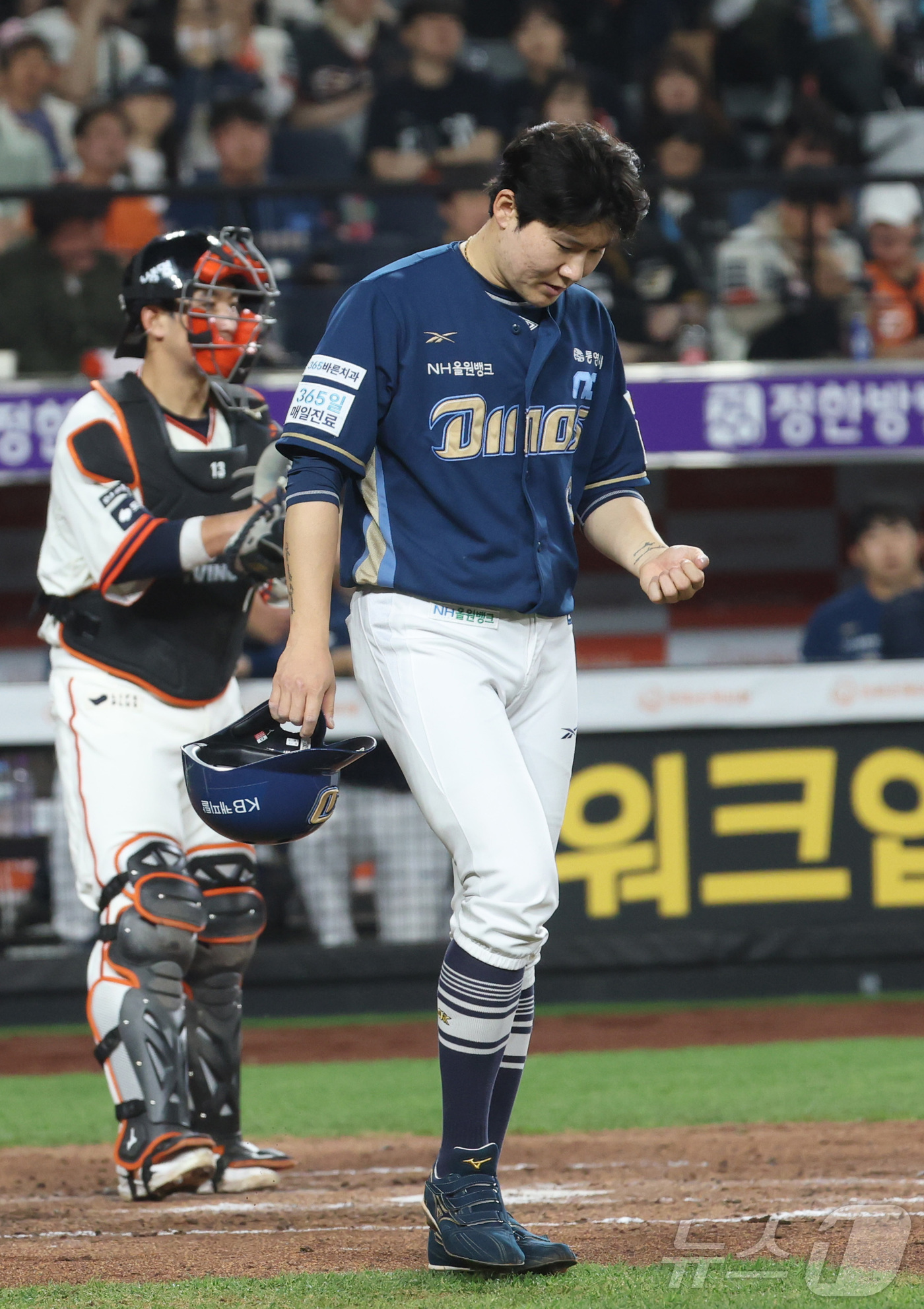 손에 공 밎은 NC 박민우 - 뉴스1