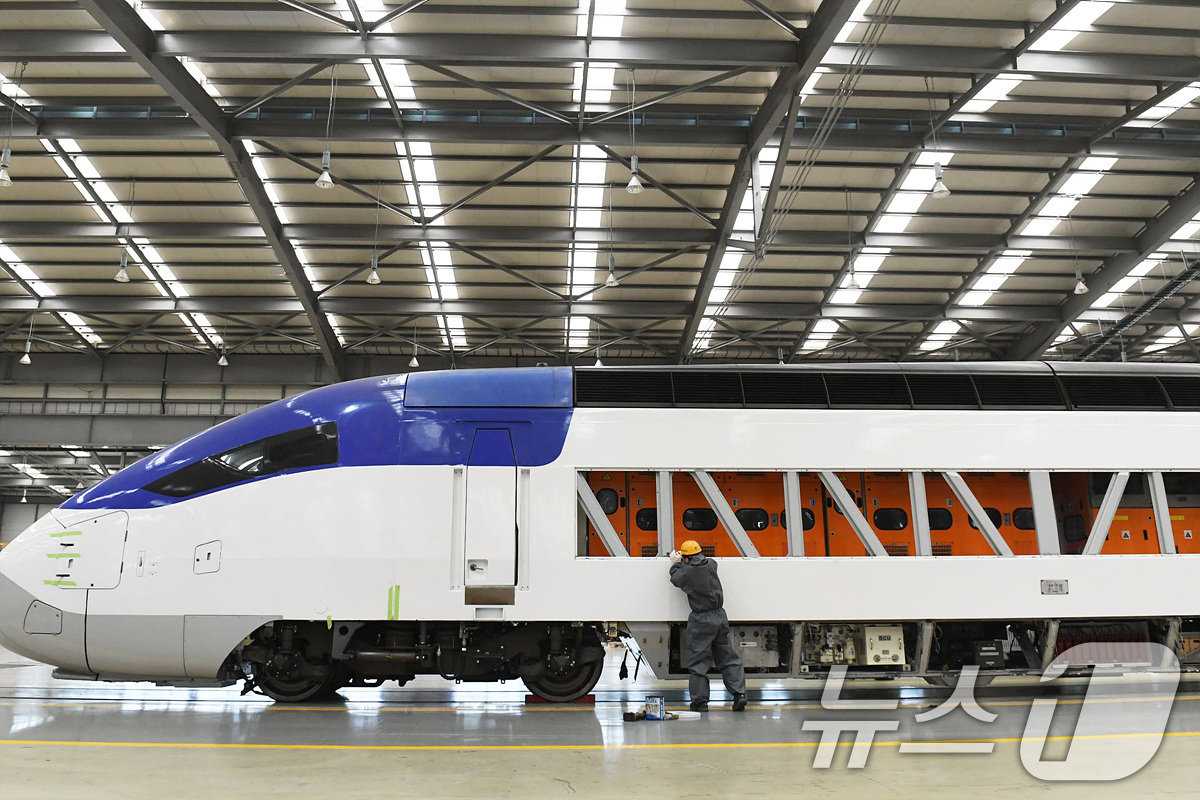 KTX 21주년, 친환경 페인트로 꽃단장 - 뉴스1