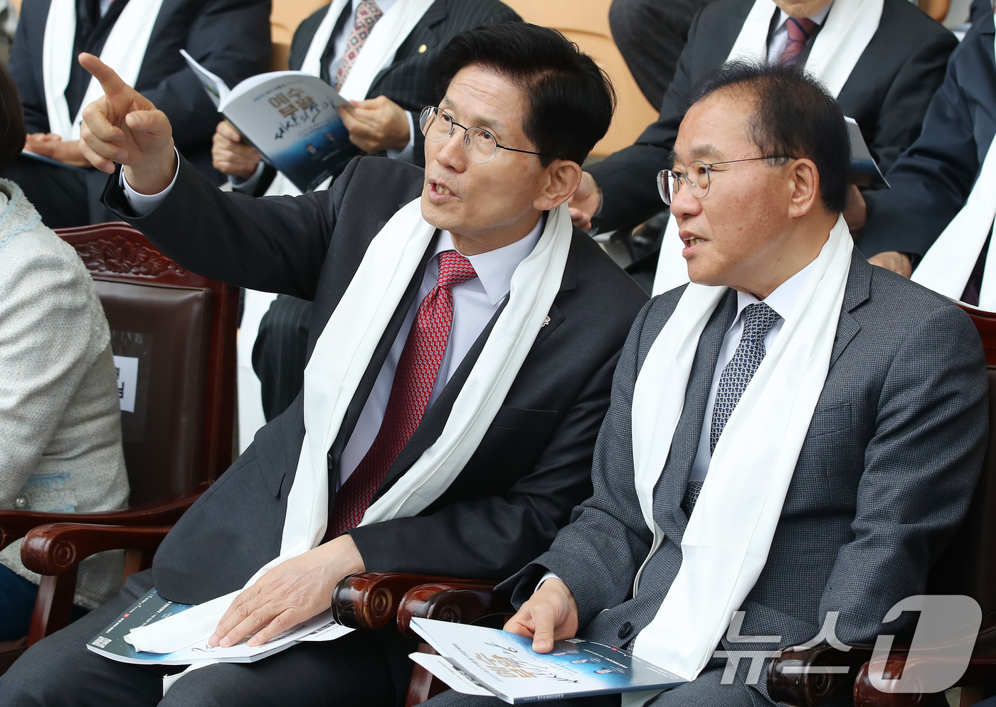 윤재옥 의원과 대화하는 김문수 - 뉴스1