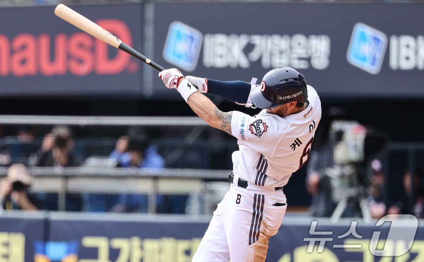 두산 케이브, 기회 이어가는 안타 - 뉴스1