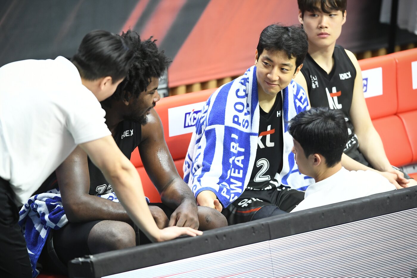 프로농구 KT, 4강 PO 2패 뒤 1승 반격…SK 77-64 제압 - 뉴스1