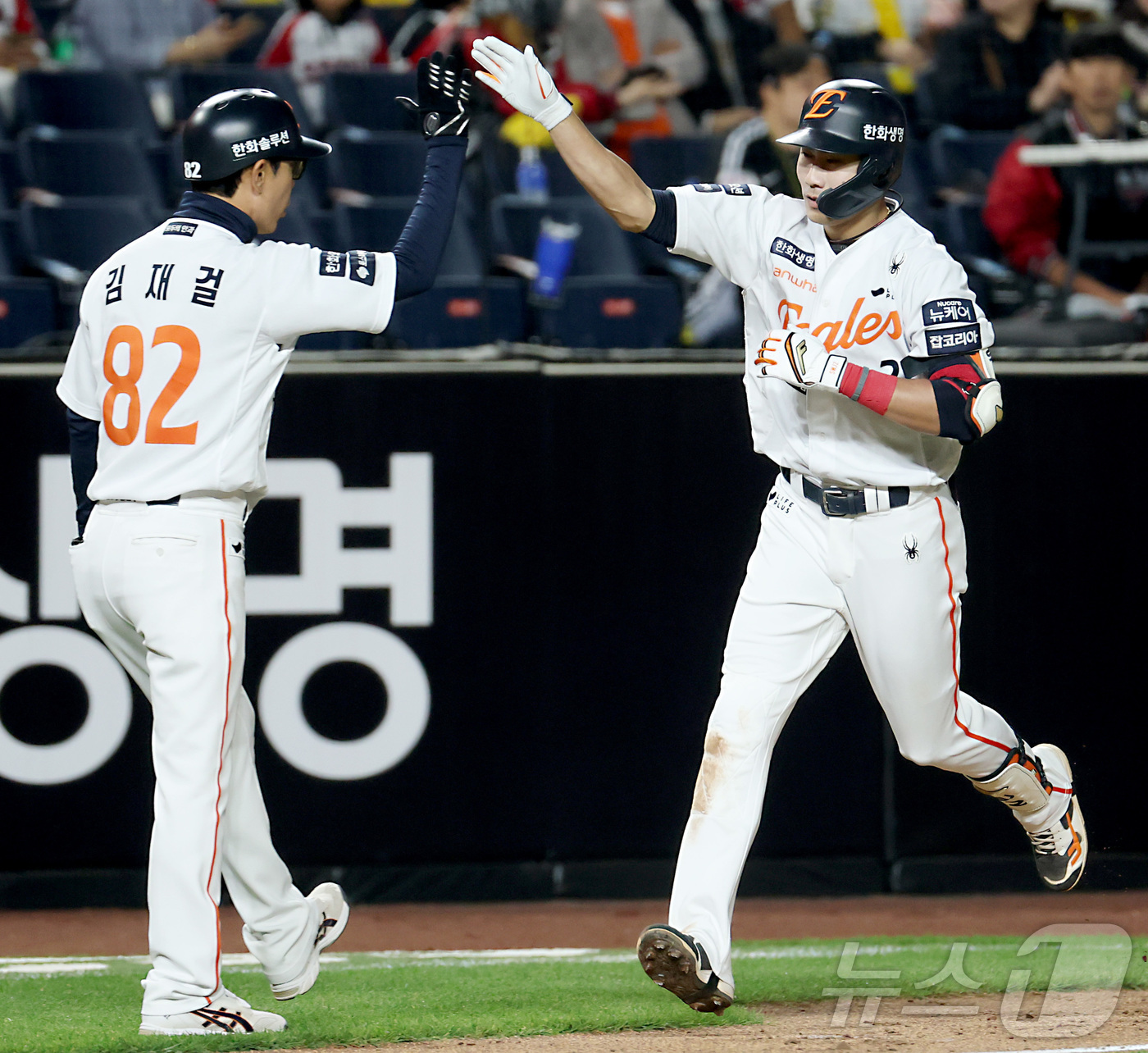 역전 홈런..한화 심우준 쾅! - 뉴스1