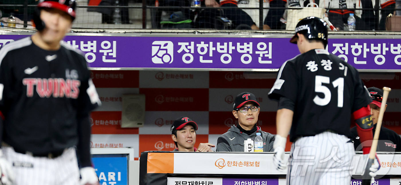 선수들 바라보는 LG 염경엽 감독 - 뉴스1