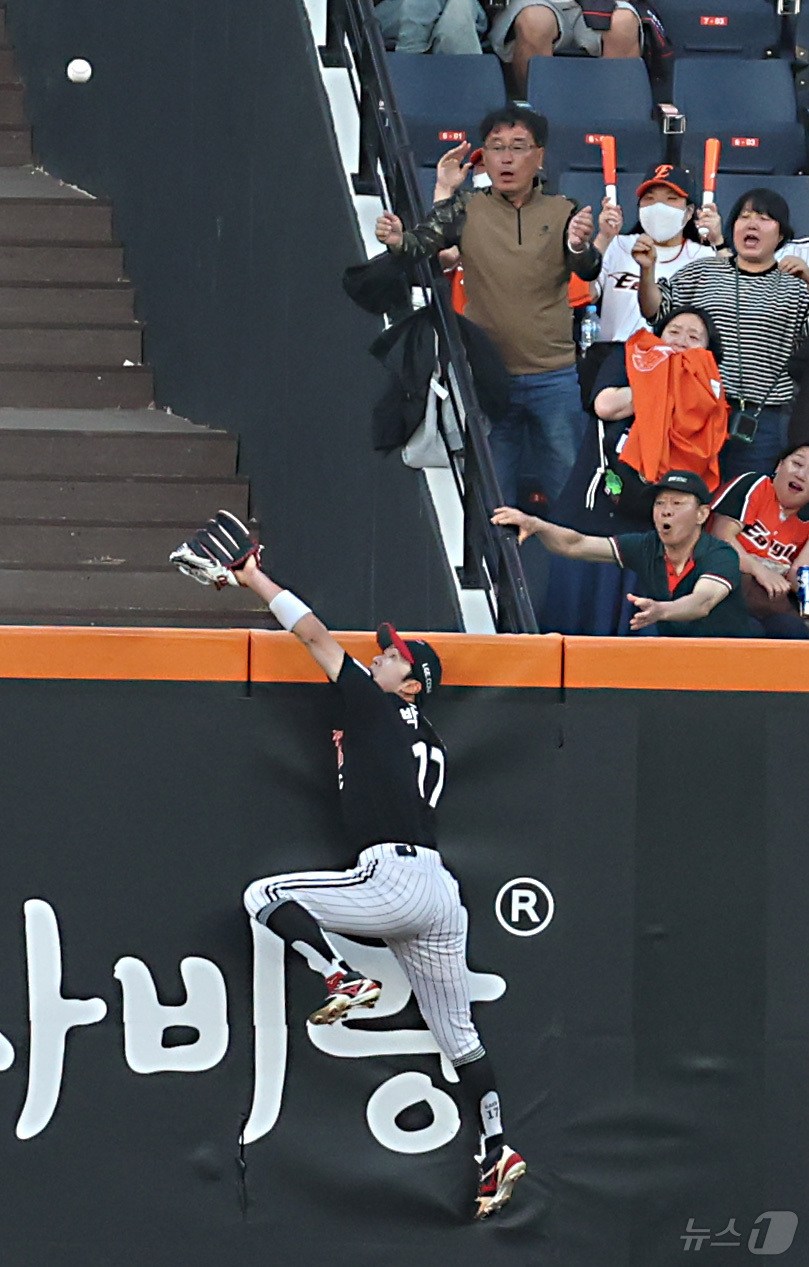 홈런 잡으러 갑니다...LG 박해민의 호수비 - 뉴스1