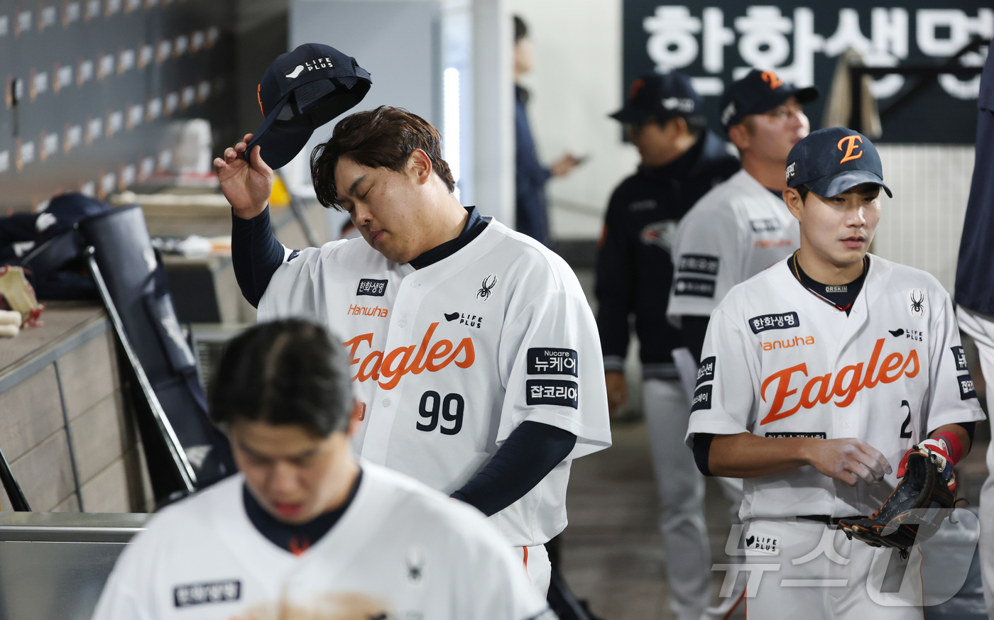 동점 허용한 류현진 - 뉴스1