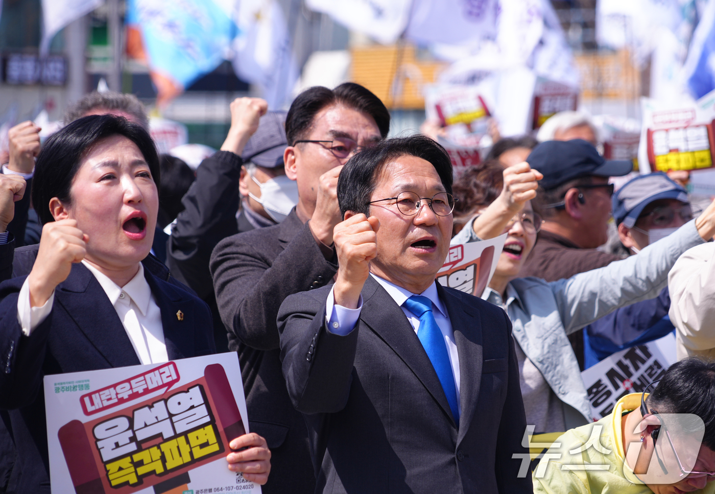 [탄핵인용] 5.18민주광장에 울려퍼지는 임을 위한 행진곡 - 뉴스1