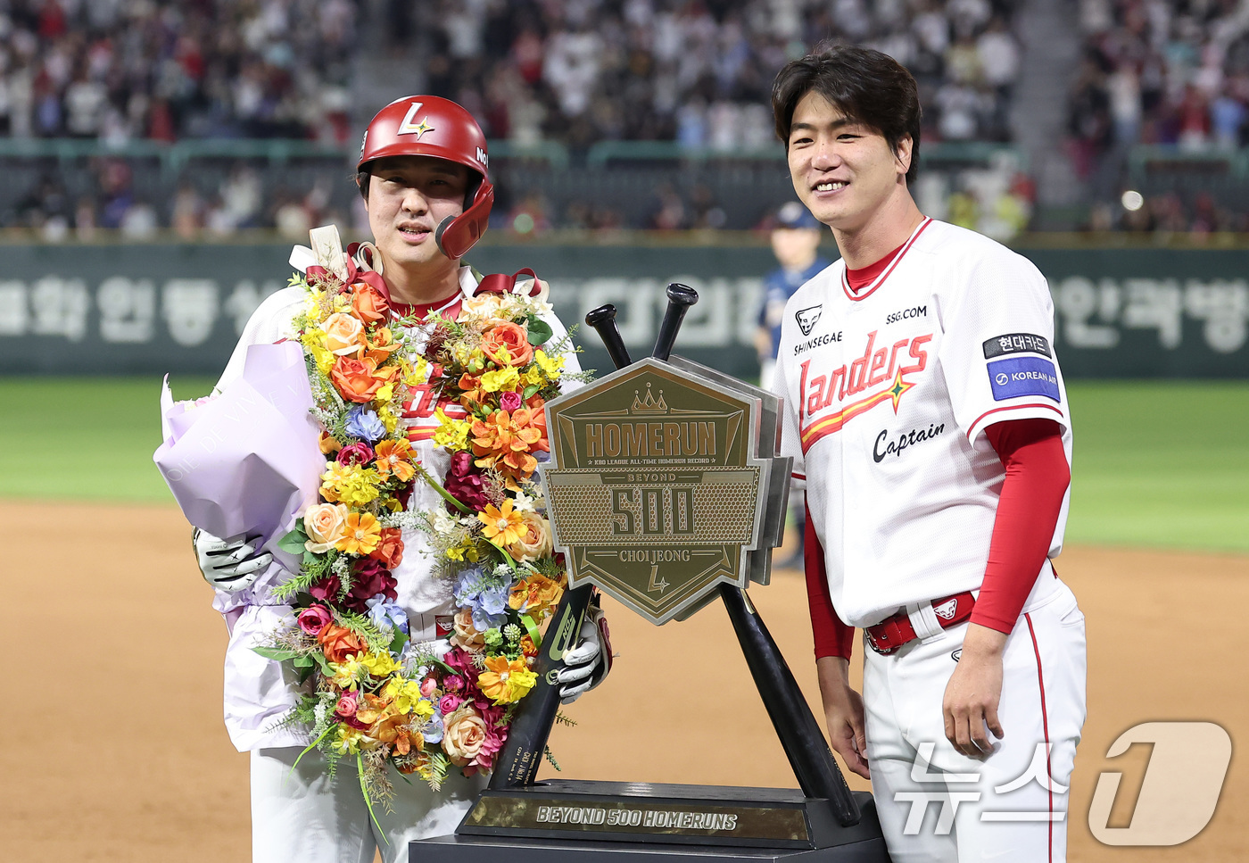 개인 통산 500홈런 대기록 달성한 최정 - 뉴스1