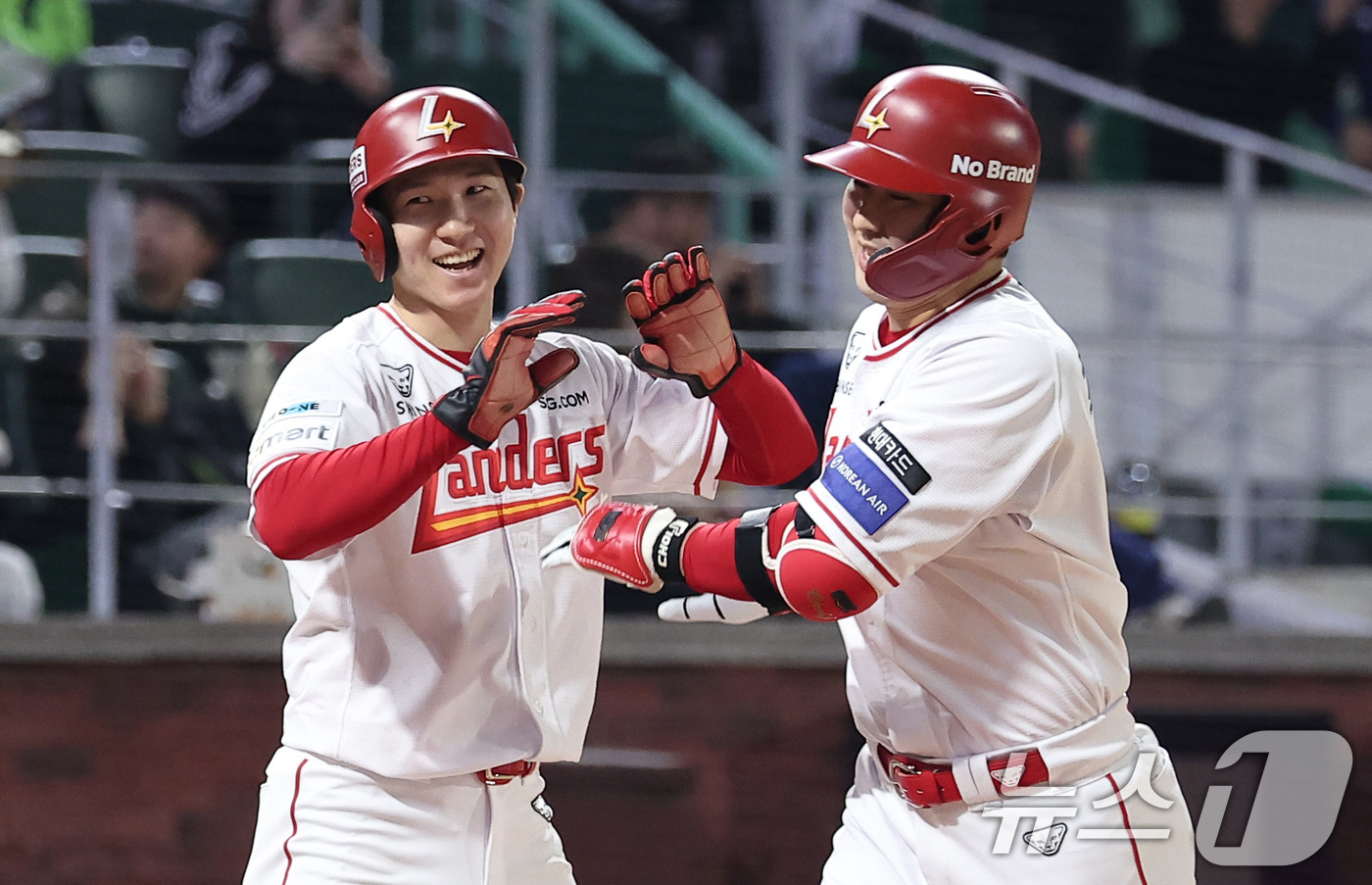 박성한과 기쁨 나누는 최정 - 뉴스1