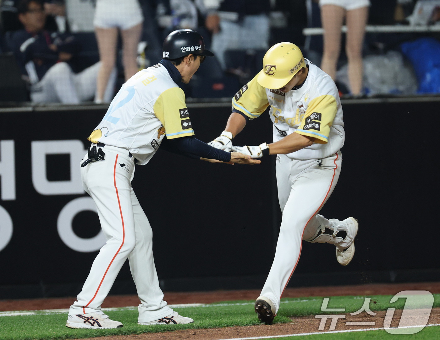 최인호 투런 동점 홈런 - 뉴스1