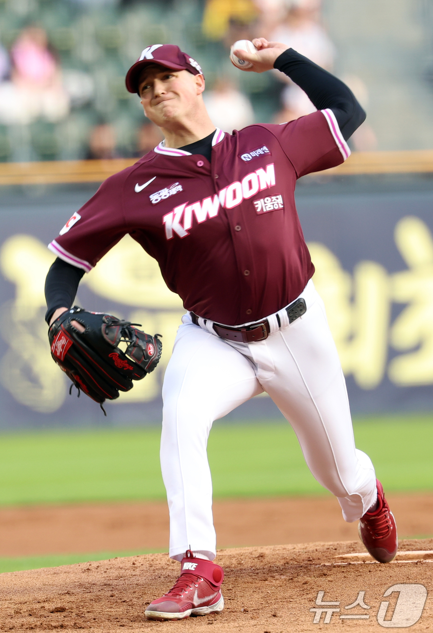 역투하는 키움 로젠버그 - 뉴스1