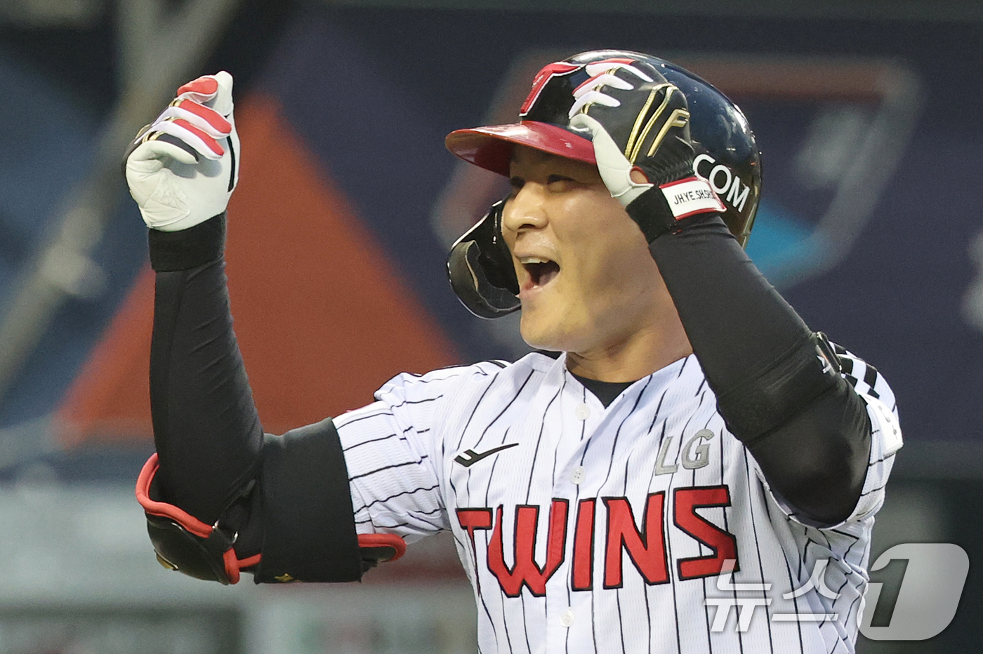 투런포 환호하는 오지환 - 뉴스1