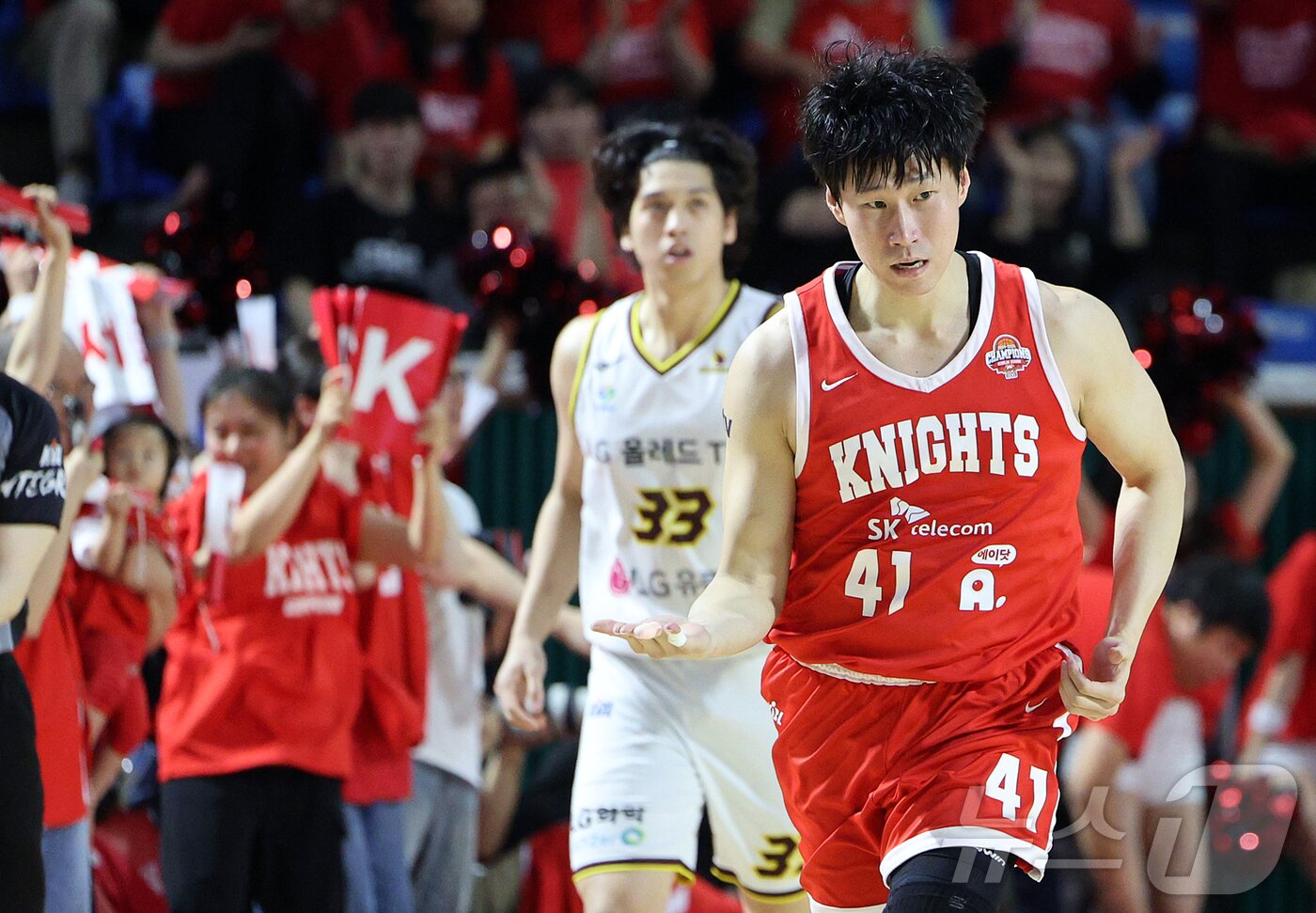 [뉴스1 PICK]창원 LG, 역스윕 위기 넘기고 창단 28년 만에 첫 정상 등극 - 뉴스1