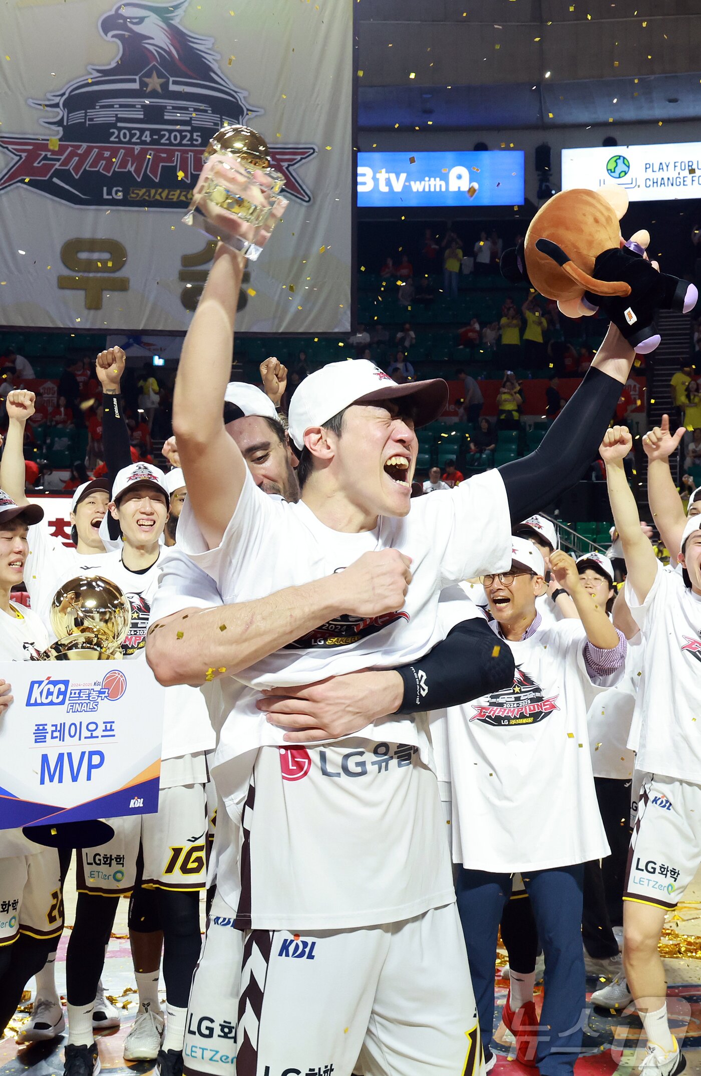 [뉴스1 PICK]창원 LG, 역스윕 위기 넘기고 창단 28년 만에 첫 정상 등극 - 뉴스1