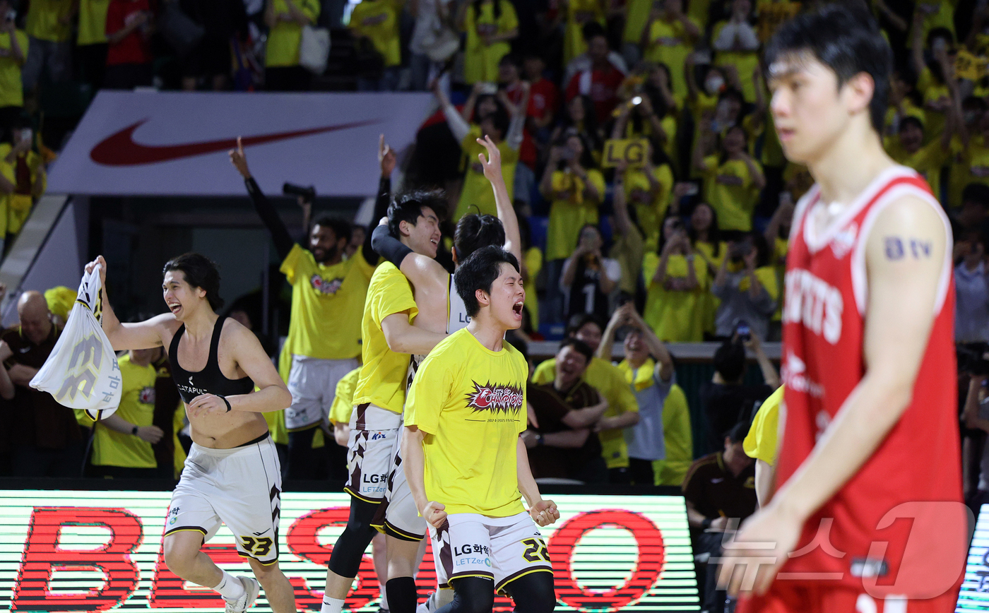 '리버스 스윕은 없다' 창단 28년 만에 우승 달성하는 창원 LG - 뉴스1